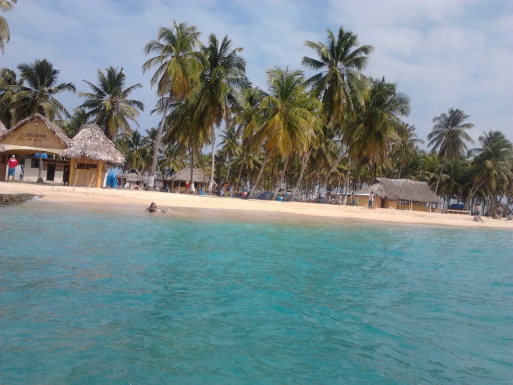 CABAÑAS IGGODUB - ISLA AGUJA - PanaJam Tours